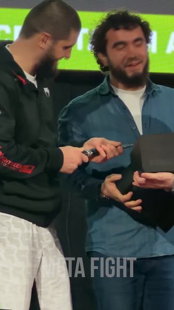 Махачеву подарили КИНЖАЛ во время «Кубка Каспия» по рестболу