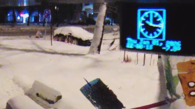 Под окном 2025 дек 31 - 2026 янв 02 посадка и высадка пассажиров на перекрёстке