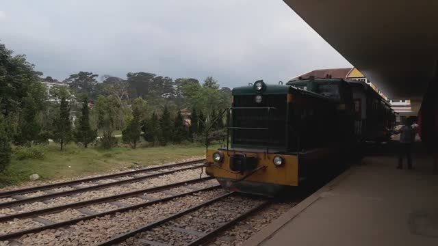 Отправление поезда с вокзала Далат