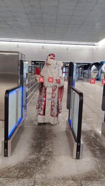 Дед Мороз заходит в метро