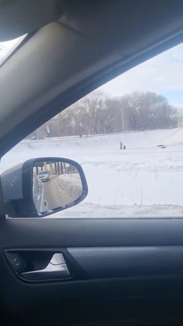 🚨 В Засвияжье закрыли стихийную горку на улице Доватора  У объекта не было разрешения на использова