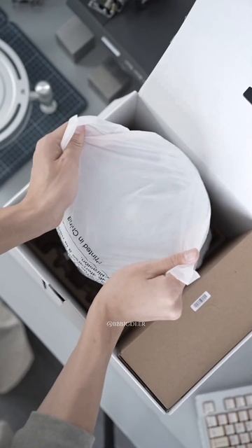 It Looks Insanely Cool, and It Actually Reduces Desk Vibration from the Bass #harmankardon #unboxing