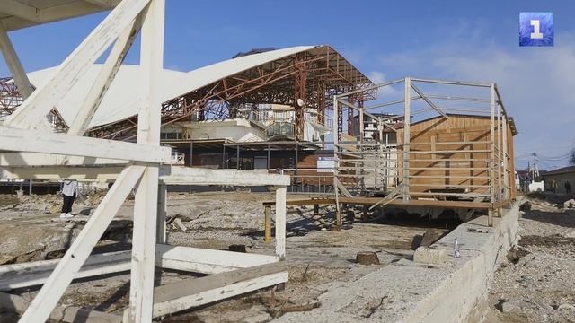 Январский шторм разбил пляж в Орловке и сдвинул укрытия