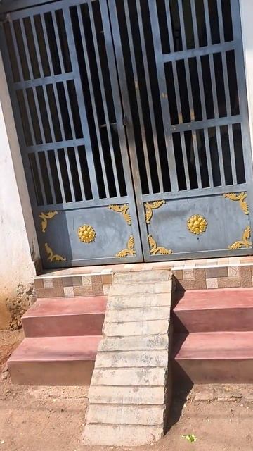 Замысловатые толи рисунки, толи мандалы рисуют индусы перед входом в дом.