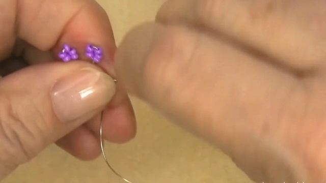 Техника изготовления цветов из бисера для начинающих.