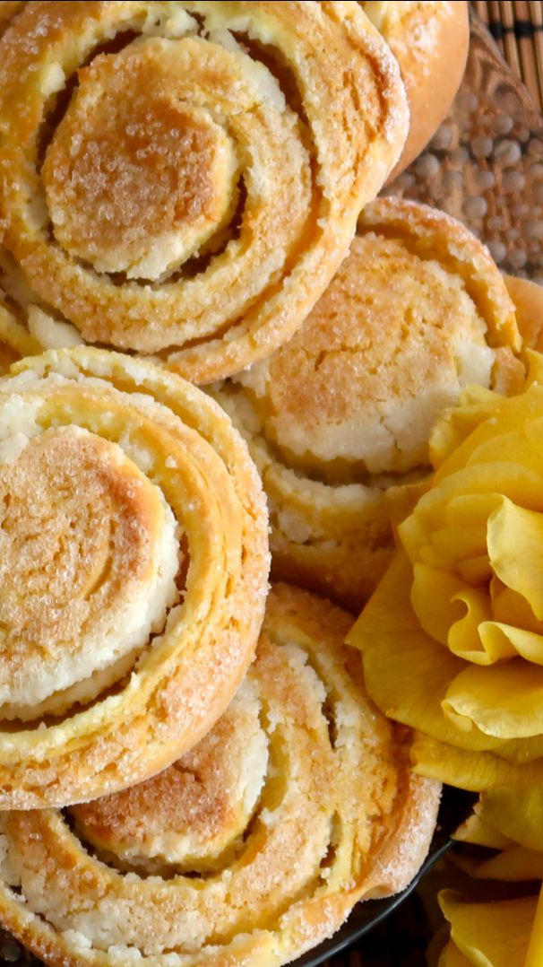 Булочки из творожного теста с творожной начинкой без дрожжей