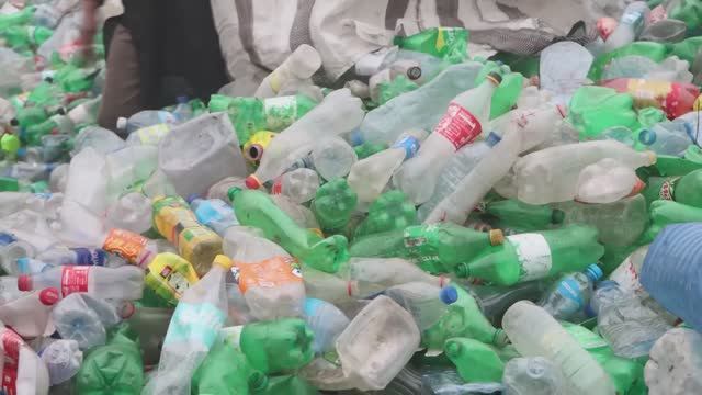 Как перерабатывать пластиковые бутылки и изготовленные заново бутылки.