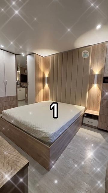 Мягкое изголовье кровати до потолка в спальне