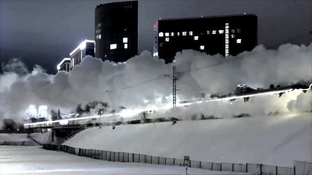 Поезд Деда Мороза едет по Москве