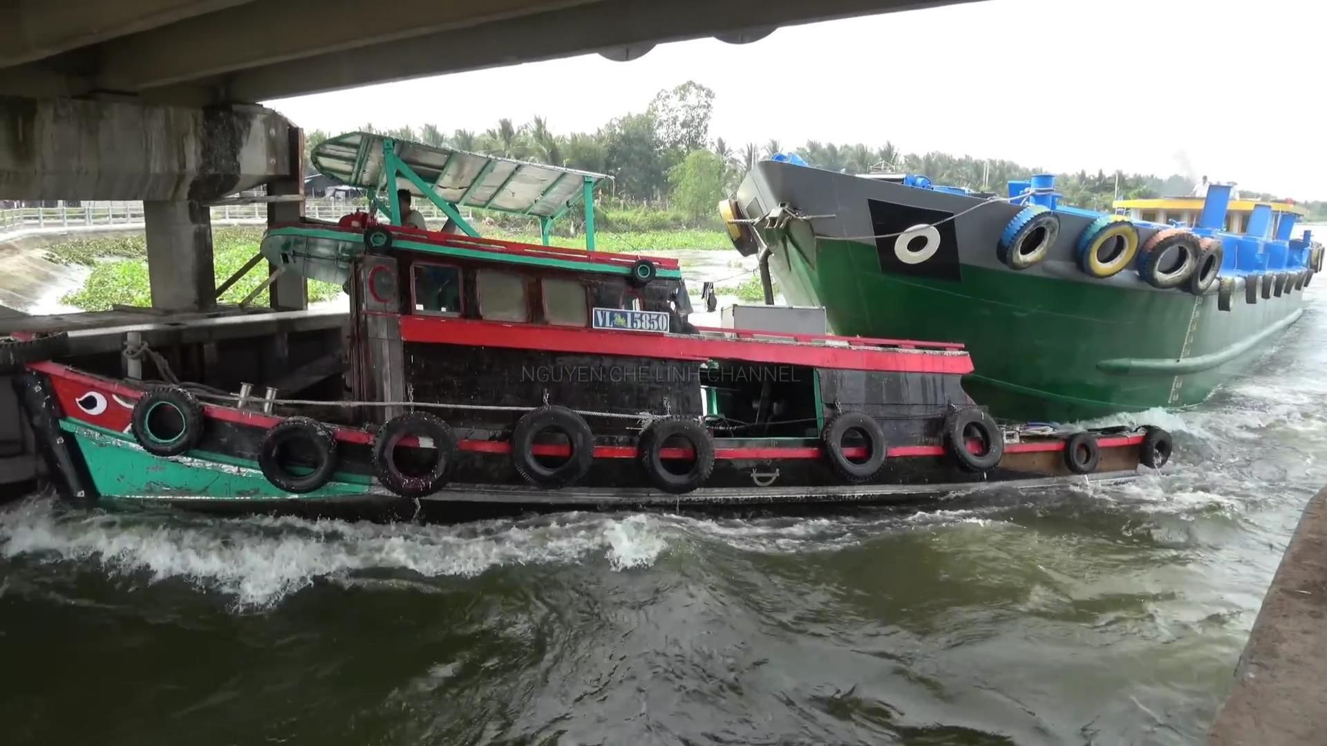 Баржа опасно врезалась в буксир у ворот плотины.