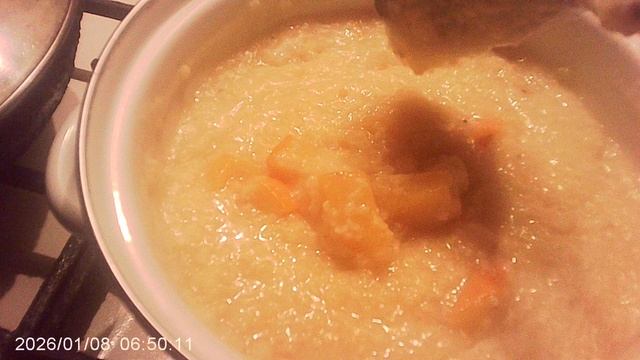 Приготовил сладкую пшённую кашу с тыквенными цукатами для домашних