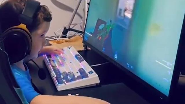 В Бразилии подрастает самый молодой киберспортсмен в CS2 — ему всего 3 года.