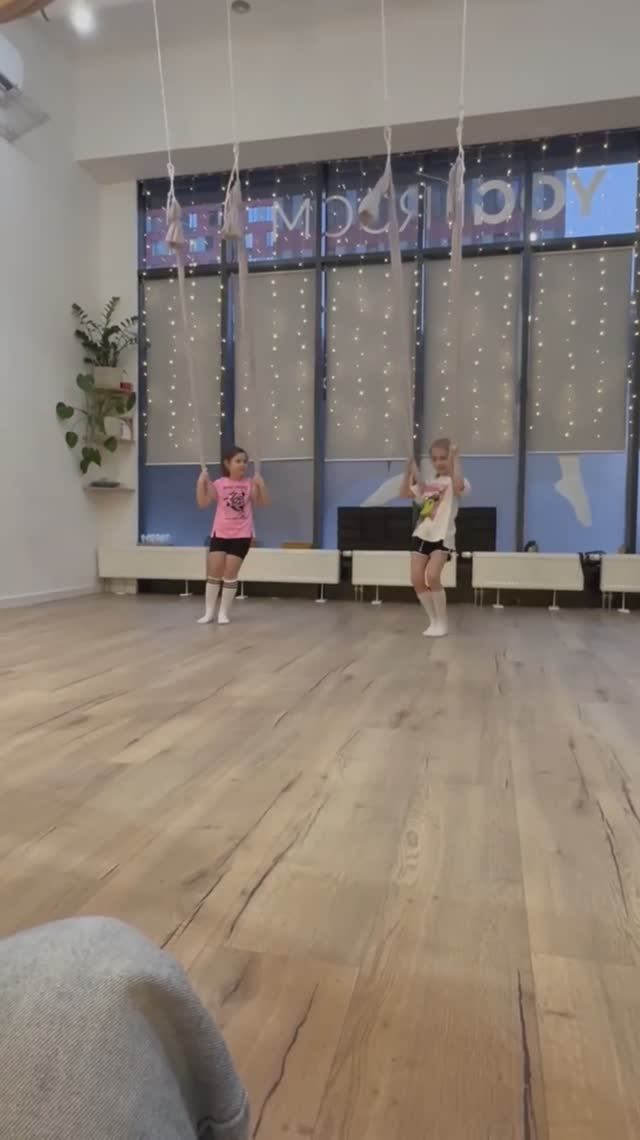 Аэройога в гамаках.