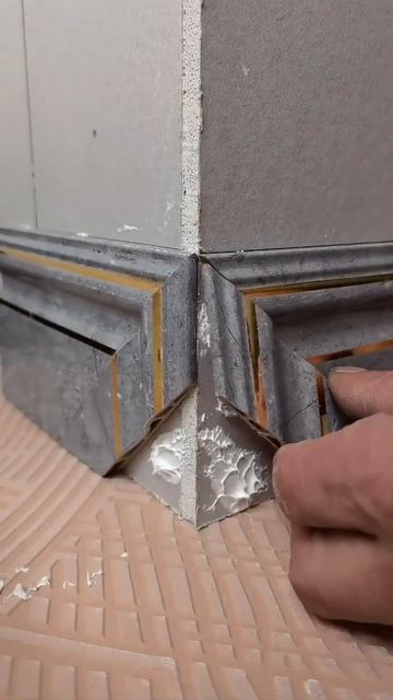 Безупречное соединение напольного плинтуса