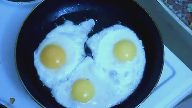 ОБЖОР БУТЕРБРОДИКИ ИЗ ЯИЦ ОБЖАРЕННЫХ С ДВУХ СТОРОН