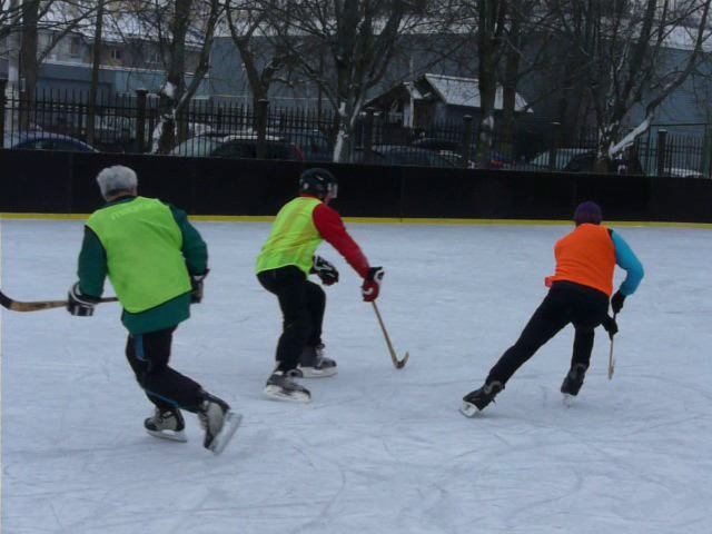 ФК "Виктория-Питер" играет в хоккей с мячом.