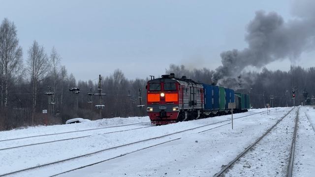 Грузовой поезд на Слободское. Тепловоз 2ТЭ10М-0383 с коротким составом на станции Гирсово