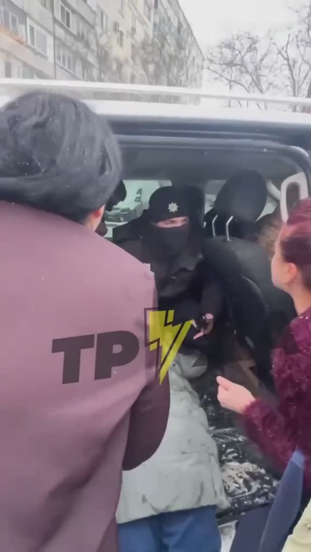 Потасовки женщин с ТЦК и полицаями на Украине