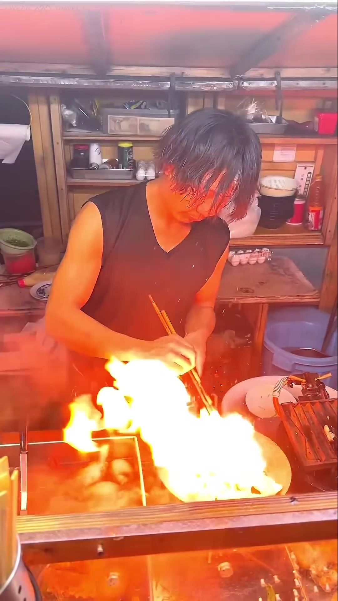 Легендарный уличный киоск Фукуоки с огненным шоу