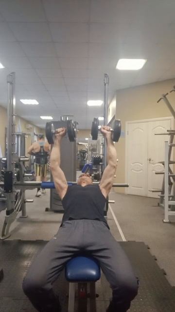 #Жим гантелей на наклонной самье( верх грудные) упражнение №1