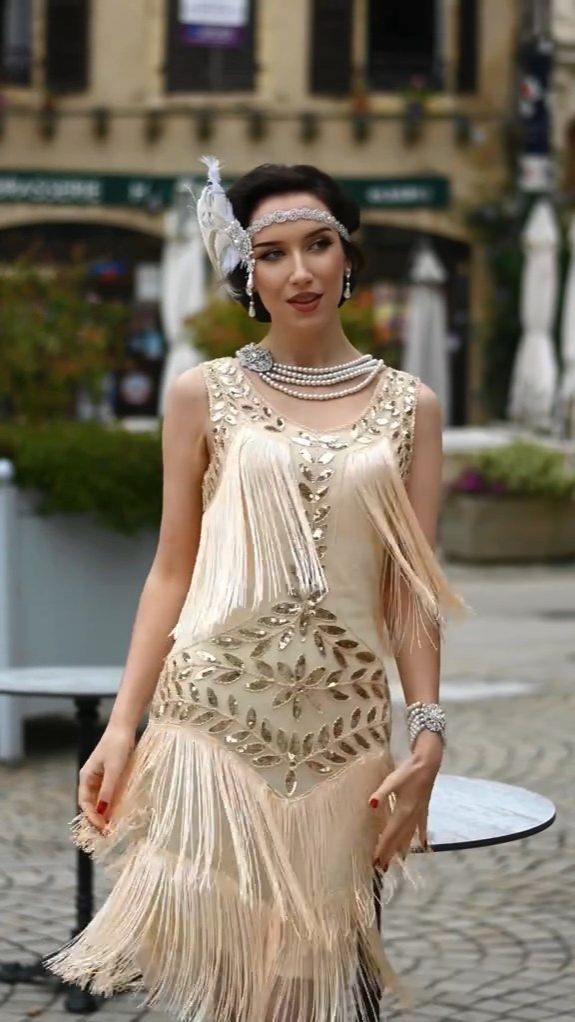 Позволь себе сегодня  замечать красоту в мелочах — как солнечный луч на столе ...