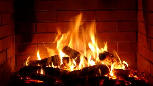 Видео камина для релаксации с живым пламенем.