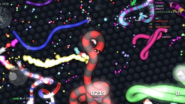 Медленно продвигаться к цели в Slither.io.