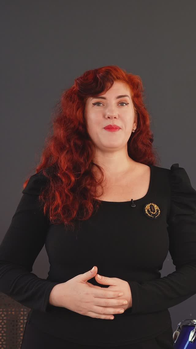 Тренер по вокалу и ансамблю Оксана Кечина вертик.