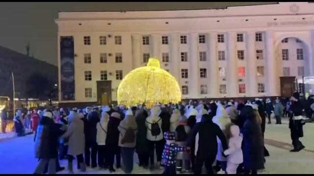 Хороводы на Соборной площади — добрая новогодняя традиция. Каждый год здесь собираются ульяновцы, чт