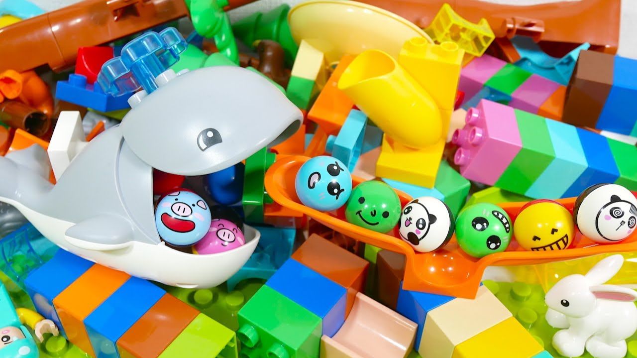 СТРОИМ ГОРКУ ДЛЯ ШАРИКОВ С ДИЛЬФИНОМ КАТАЕМ ШАРИКИ ДЛЯ ДЕТЕЙ ДЕТСКИЙ КАНАЛ ИГРАЛКИ-ЗАЛИПАЛКИ