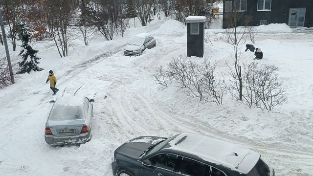 А это утром 10 - го января, сразу после снегопада,как видите особо ни кто ни чего не чистит