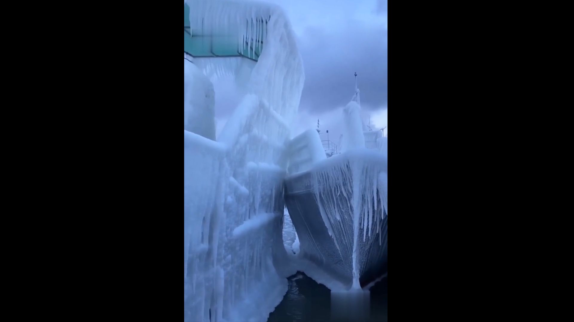 Замерзшие корабли после шторма на Байкале