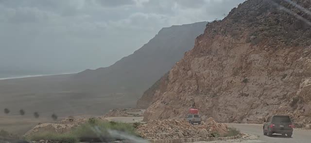 Покидаем океан и едем в горы Сокотры (Йемен), первое знакомство с драконовыми деревьями