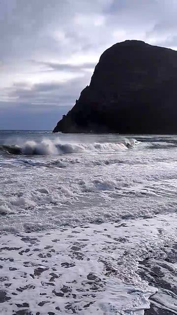 Успела поймать солнечное освещение. Красиво освещается гора Сокол. А на море шторм.Новый Свет.