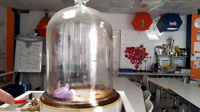 Демонстрация давления газа: равномерность по всем направлениям, зависимость от объëма и температуры