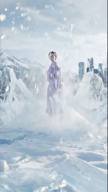 женщина в кубе