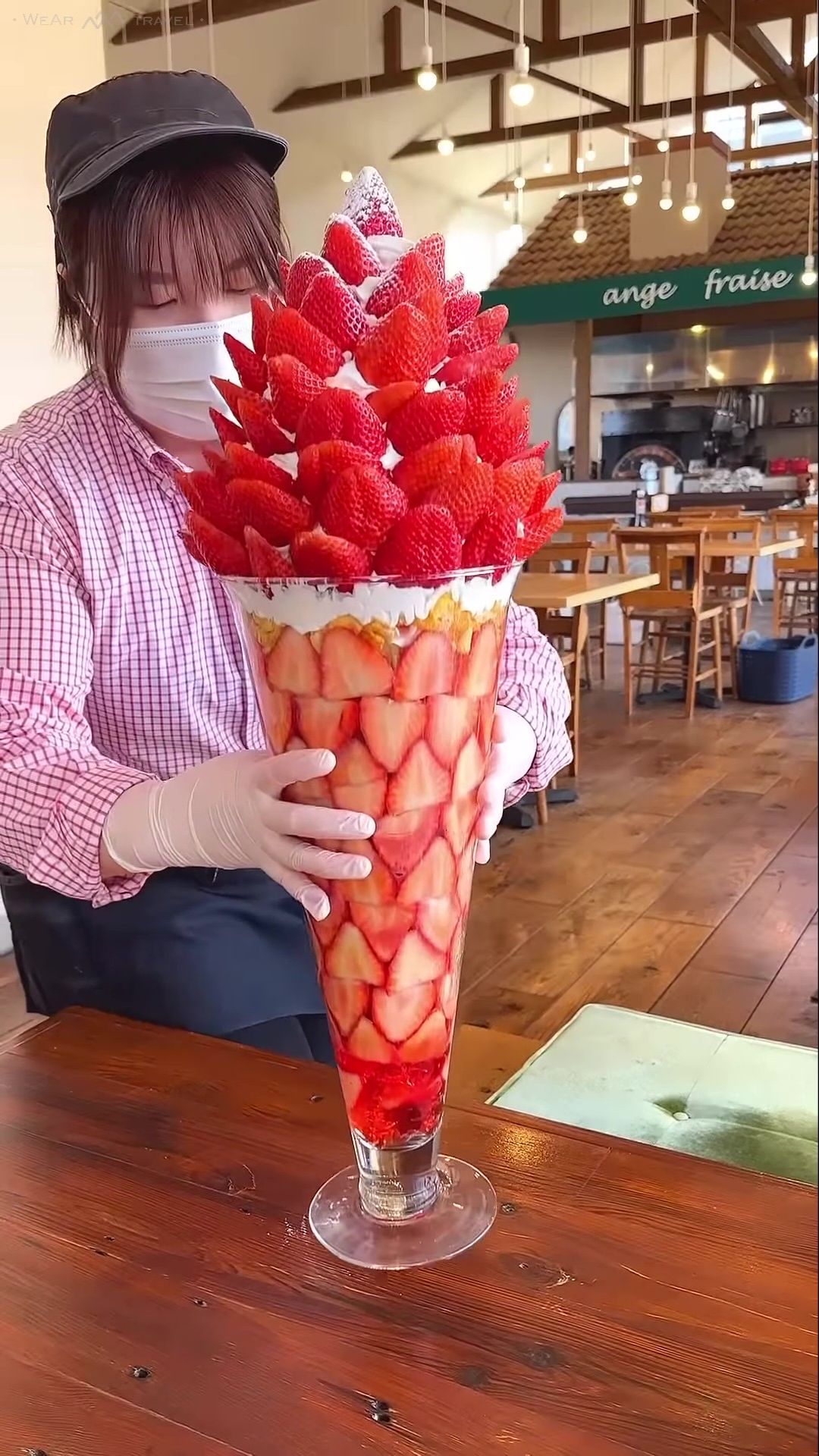 Гигантский клубничный парфе в Японии