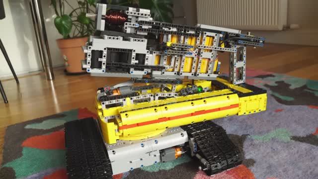 Добавление оружия к огромному танку LEGO