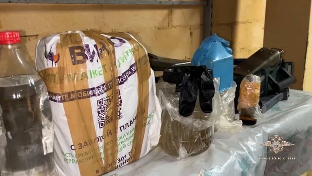 Полицейские раскрыли кражу оружия, обнаружив при этом крупный арсенал и партию наркотиков