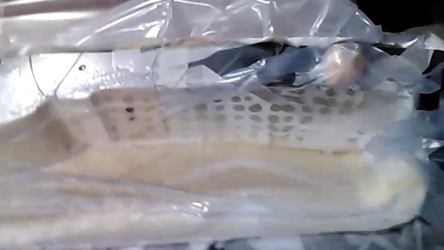 №12-    1  Половина фюзеляжа под вакуумом - формуется внешний слой и наполнитель.