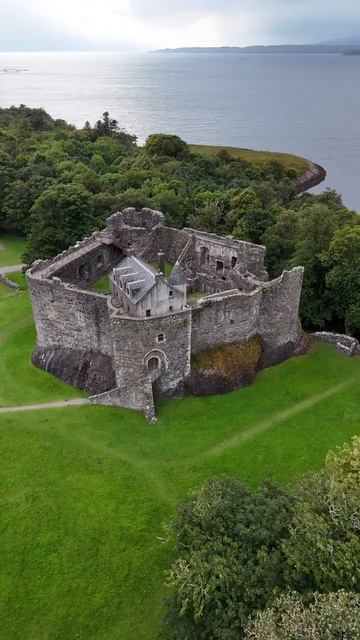 🏰 Погрузитесь в атмосферу средневековой романтики: шикарные виды замков Шотландии!