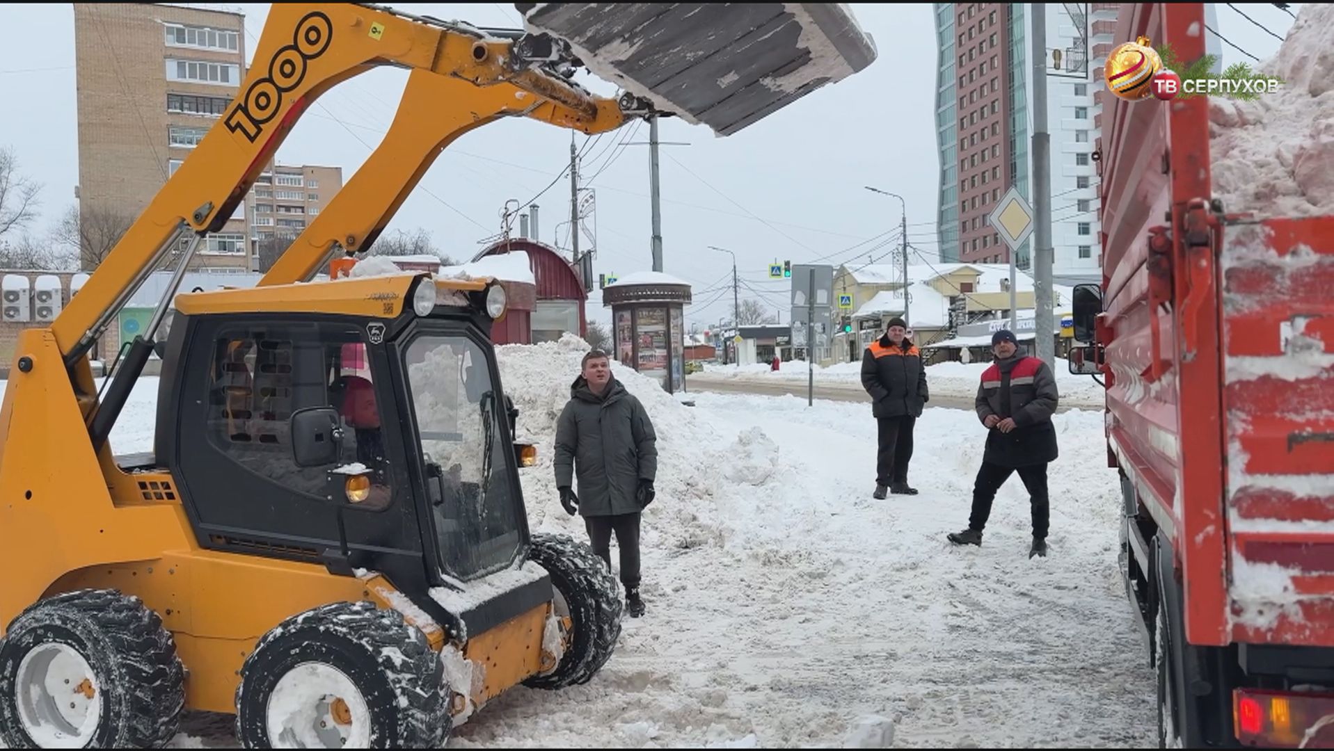 В Серпухове устраняют последствия снегопада