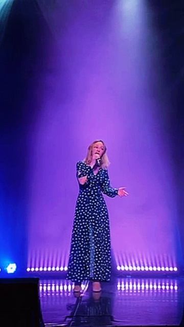 Вика Амрит — «Зачем ты застрял в моей голове» | Живое авторское исполнение #вокал #живойвокал