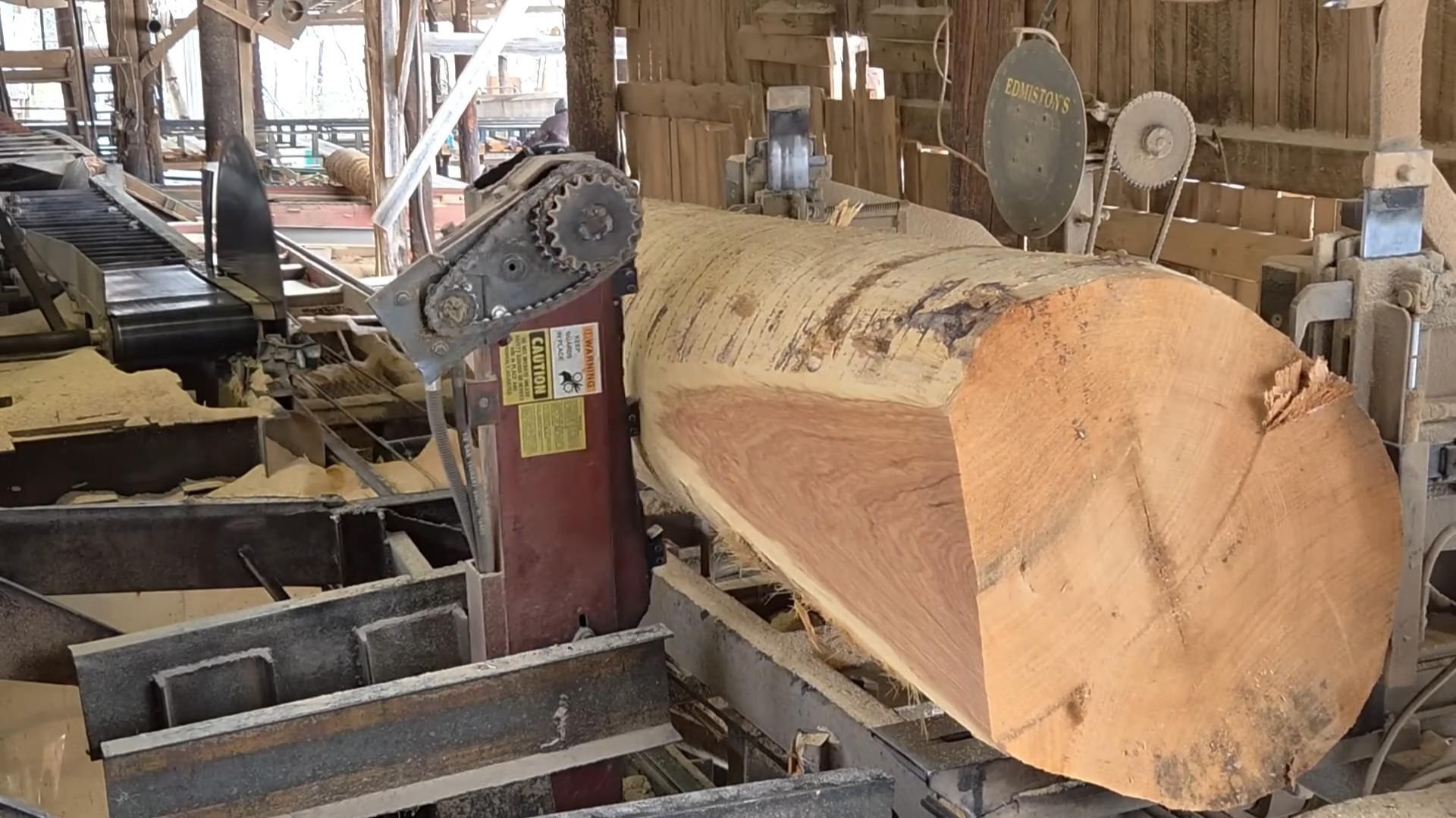 Современная лесопилка / Распиловка красного дуба.