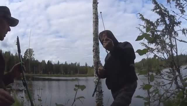 Держим путь на деревенскую лесную ламбушку!Я Взял спининг!Слава взял длинную удочку.