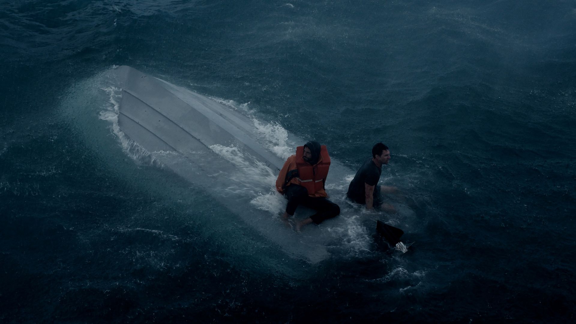 Мужчины выживают в ЛЕДЯНОЙ ВОДЕ, страдая от ХОЛОДА, ХИЩНИКОВ и ОБЕЗВОЖИВАНИЯ [пересказ]