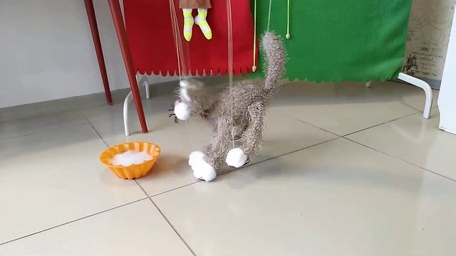 Марионетка котик на обеде)