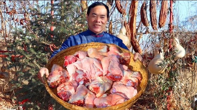 Лучшее блюдо из свинины в горшочке с чили, помидорами и черной фасолью! Тушеная свиная рулька. Китай