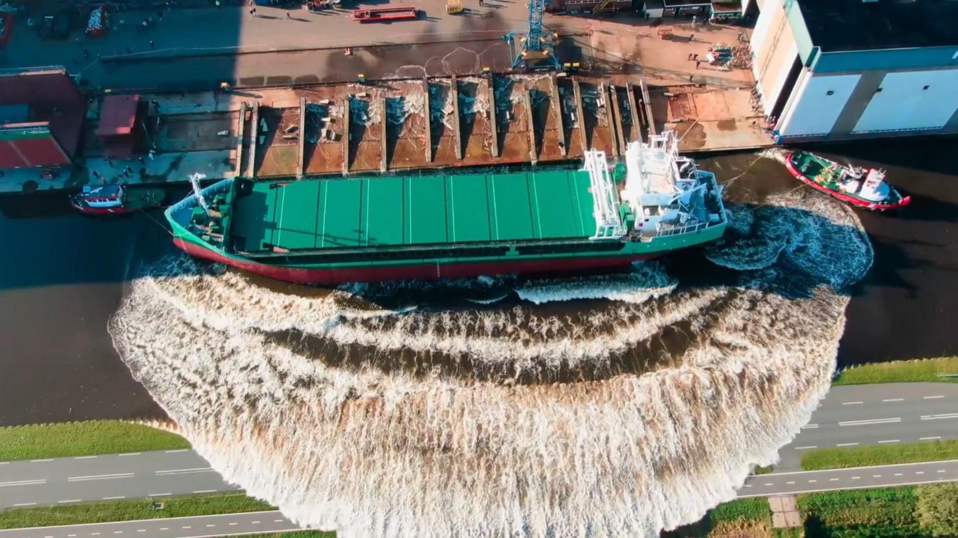 Спуски кораблей со стапелей на воду.