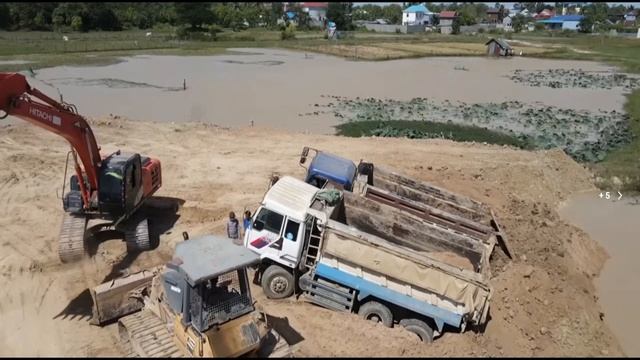 Спасение двух грузовиков после обвала земли